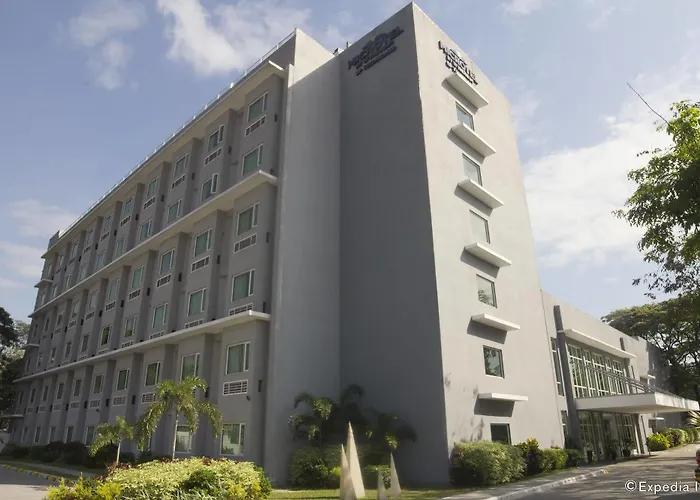 Microtel By Wyndham Up Technohub Manila: 3 star Hotel with a Minimum ...